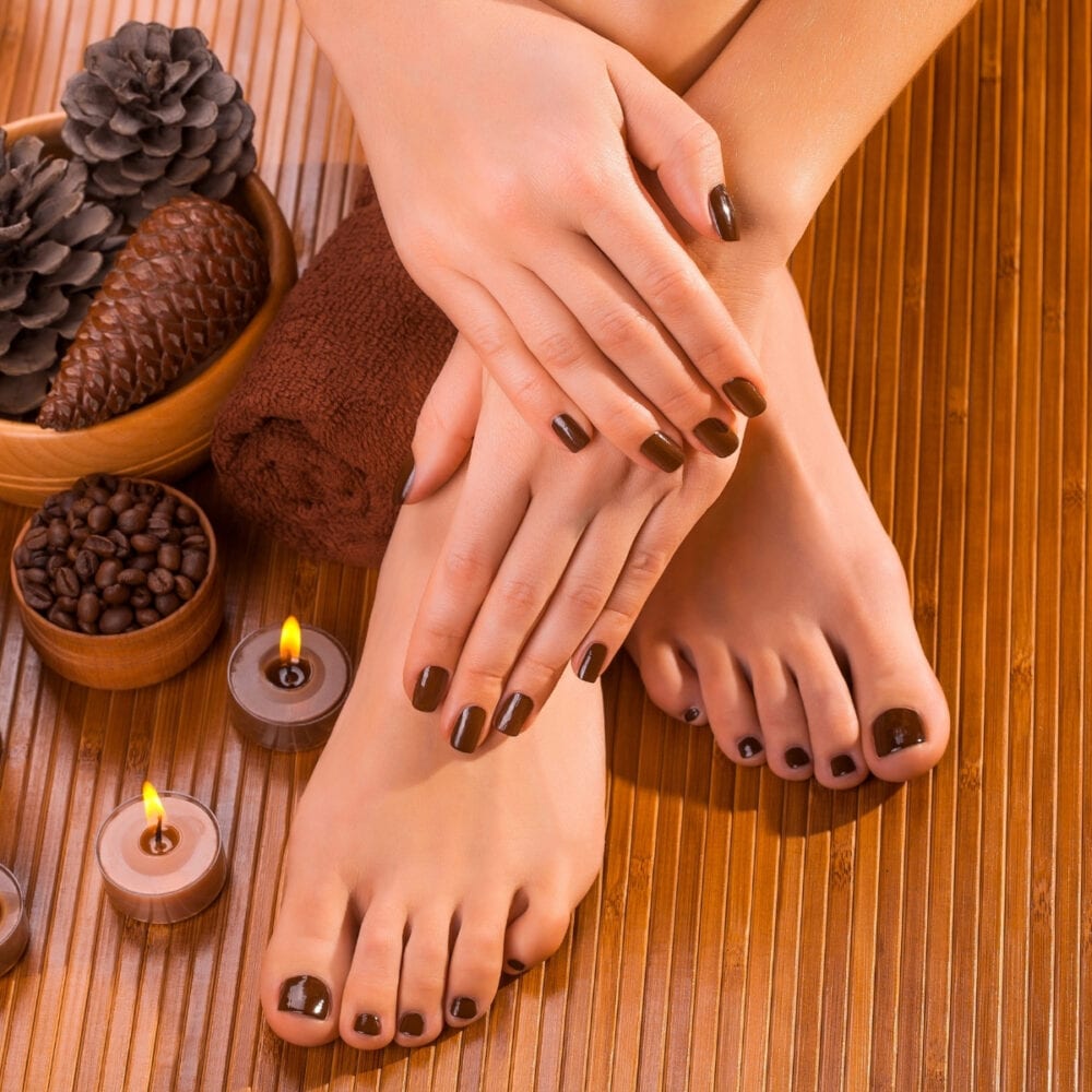 Manicura y pedicura con esmalte normal a domicilio - Parlors